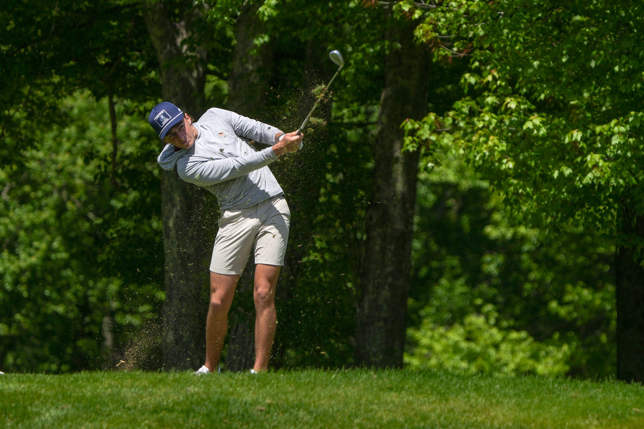 Defending champs put on a show during day 1 of golf championships