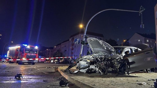 Horror-Crash auf der Frankfurter Allee: Autofahrer lebensgefährlich ...