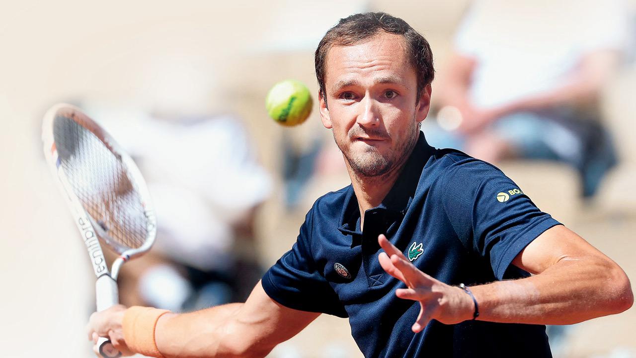 You need to behave: Wife Daria scolds Medvedev during defeat