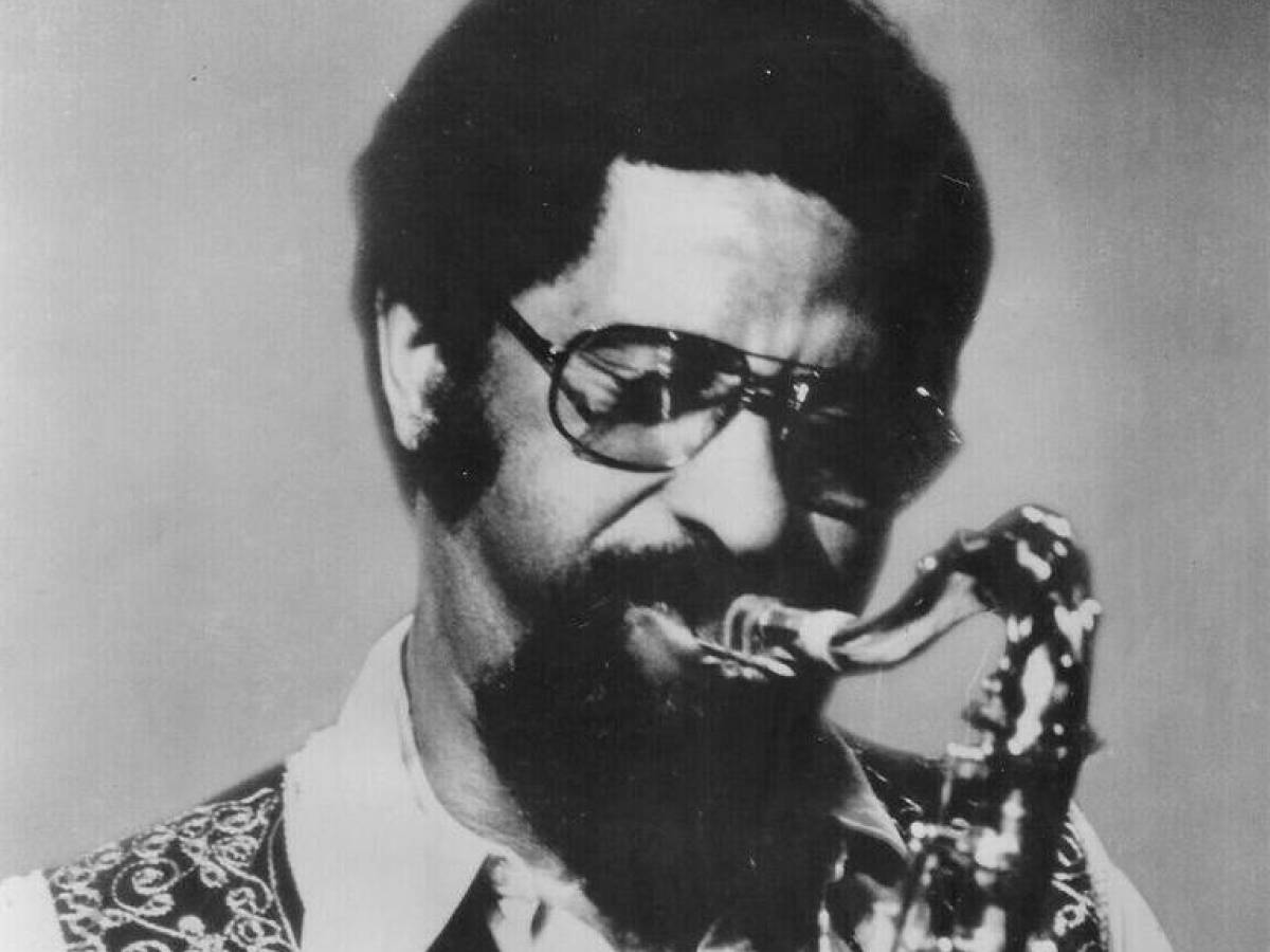 Il gigante del sax che si esercitava sotto il ponte per non disturbare