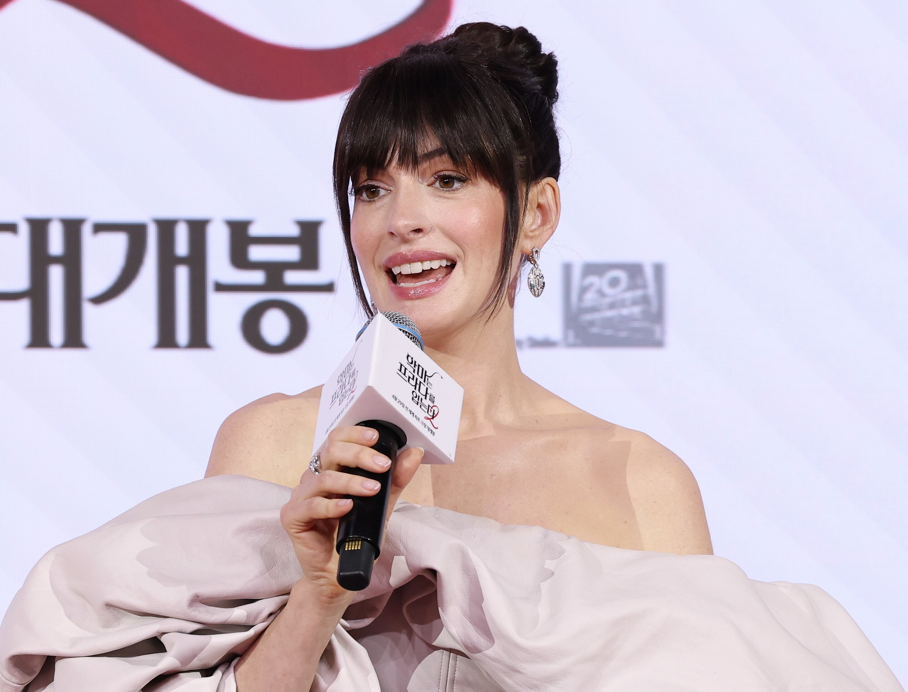 Anne Hathaway: 10 years legally blind from early-onset cataracts