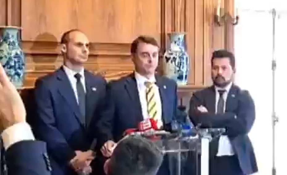 Flávio Bolsonaro comete gafe e passa vergonha durante coletiva nos EUA
