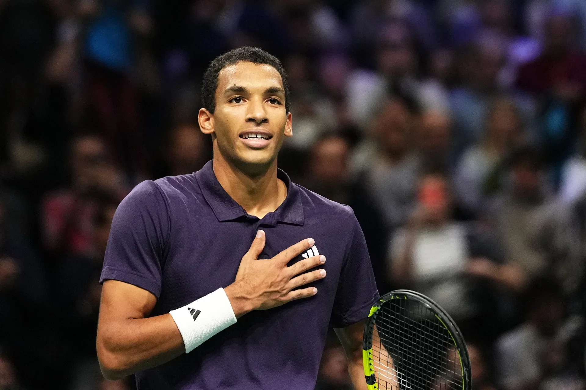 4 óra 16 perc dráma: Auger-Aliassime a kiesés széléről fordított ...