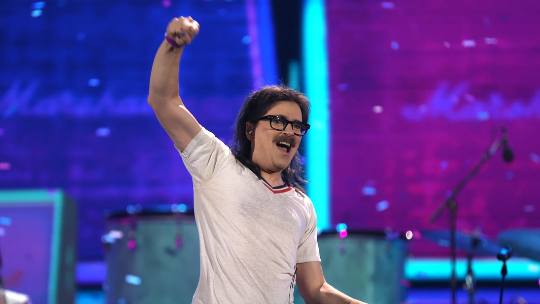 Rivers Cuomo shares eclectic acoustic covers including 'Enter Sandman'