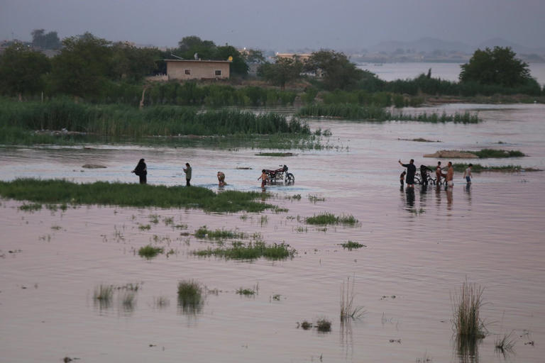 Authorities urge Euphrates riverbank residents in Syria to move inland ...