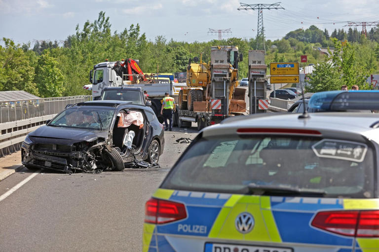 Totalschaden nach heftigem Crash: Autobahnzubringer stundenlang gesperrt