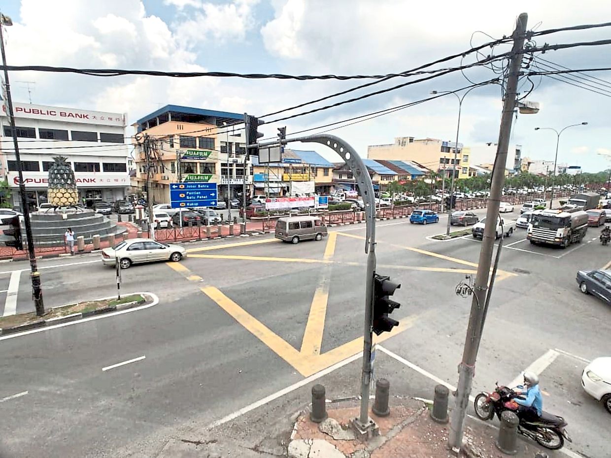 Johor urged to speed up shortcut road projects