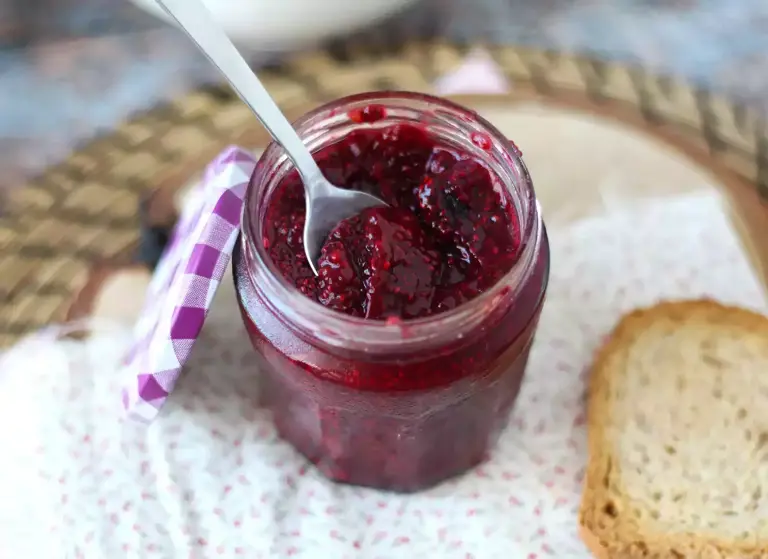 Çilek ve chia tohumu ile sağlıklı reçel