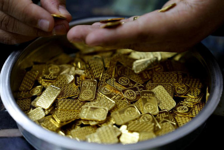 Gold slips for second session as investors weigh Middle East tensions