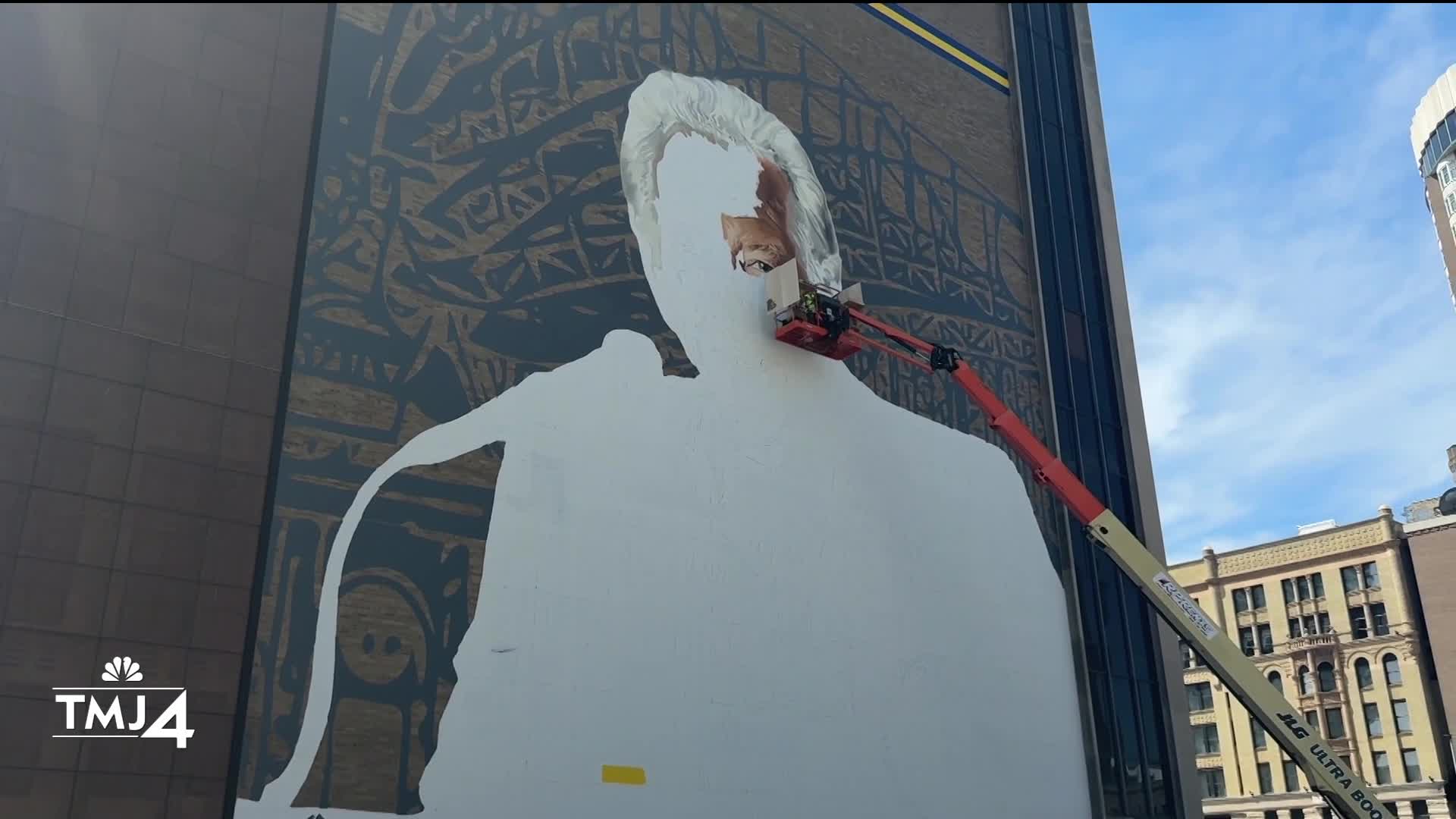 Bob Uecker mural takes shape in downtown Milwaukee as artist reaches ...