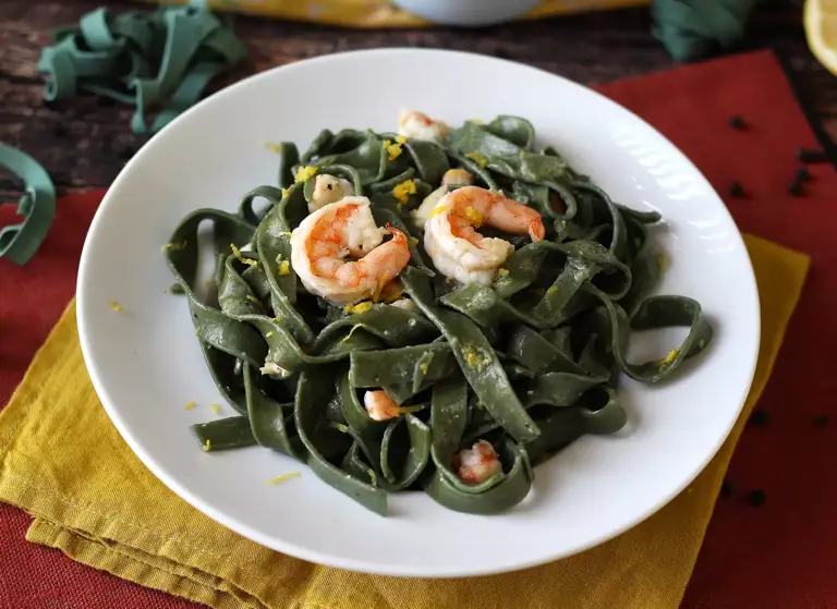 Tallarines de espirulina con gambas y limón, un plato saludable y lleno ...
