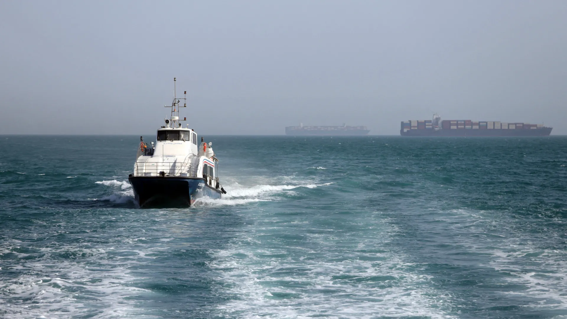 Ao minuto: EUA falam em atividade ameaçadora: 25 navios passam Ormuz
