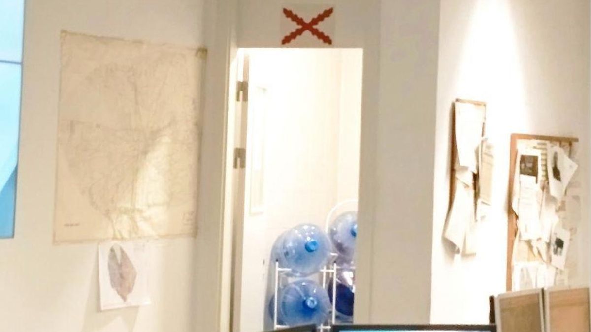 Una bandera reivindicada por la extrema derecha decora la comisaría de ...