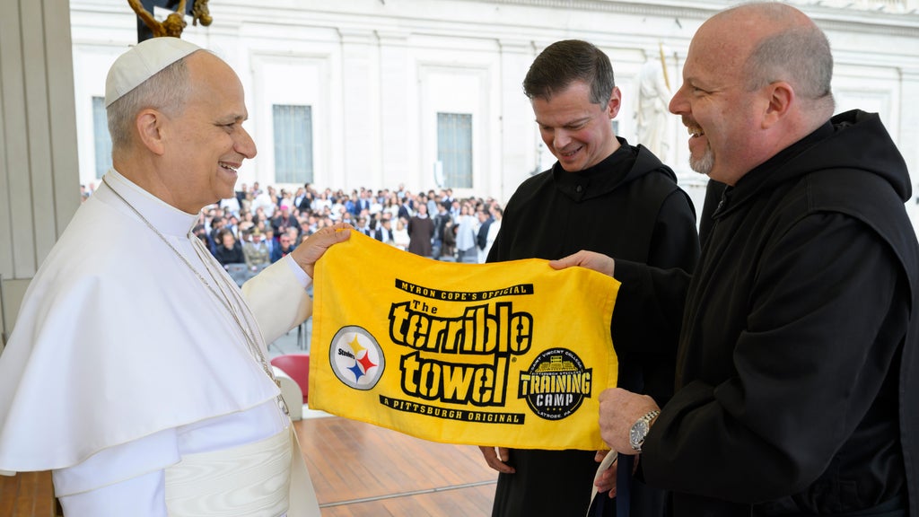Pope Leo gets terrible towel during Vatican visit from Saint Vincent ...
