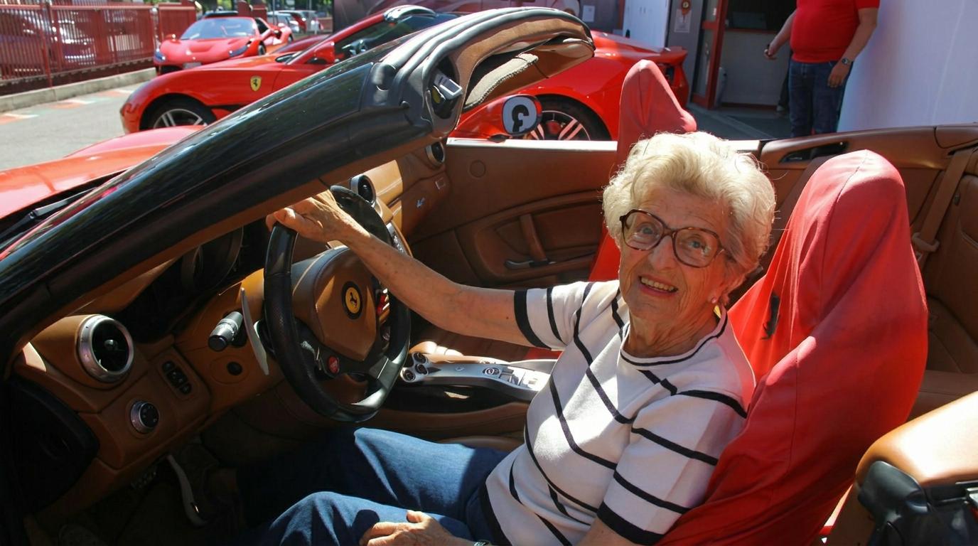 Maria (classe ‘36) corona il sogno di una vita: “Ho guidato una Ferrari ...