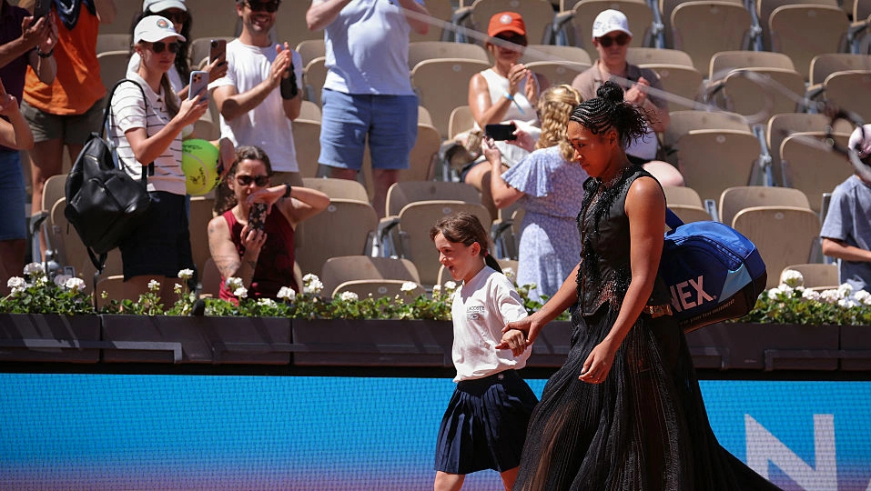 Osaka dazzles with gold dress and first-round French Open win