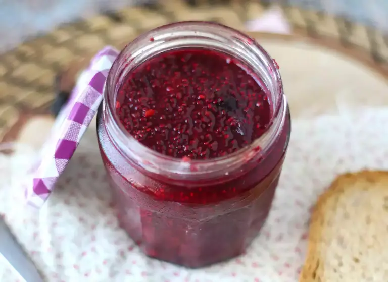 Çilek ve chia tohumu ile sağlıklı reçel