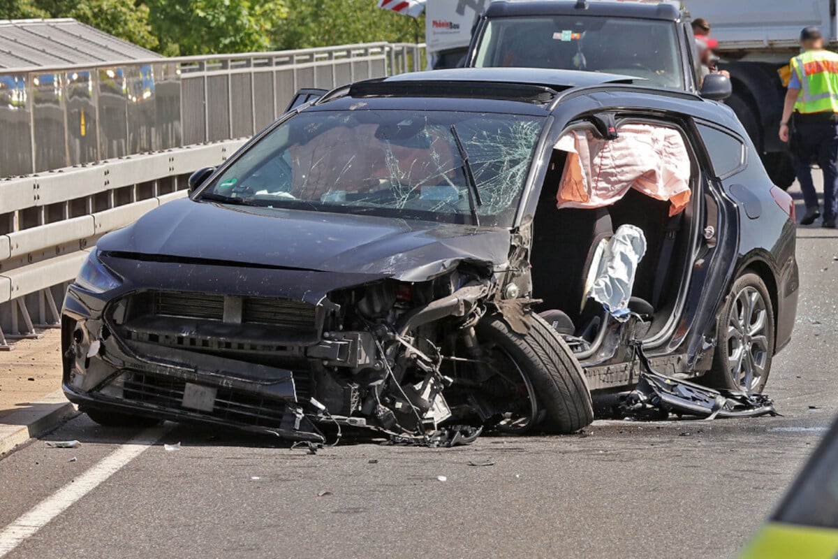 Totalschaden nach heftigem Crash: Autobahnzubringer gesperrt