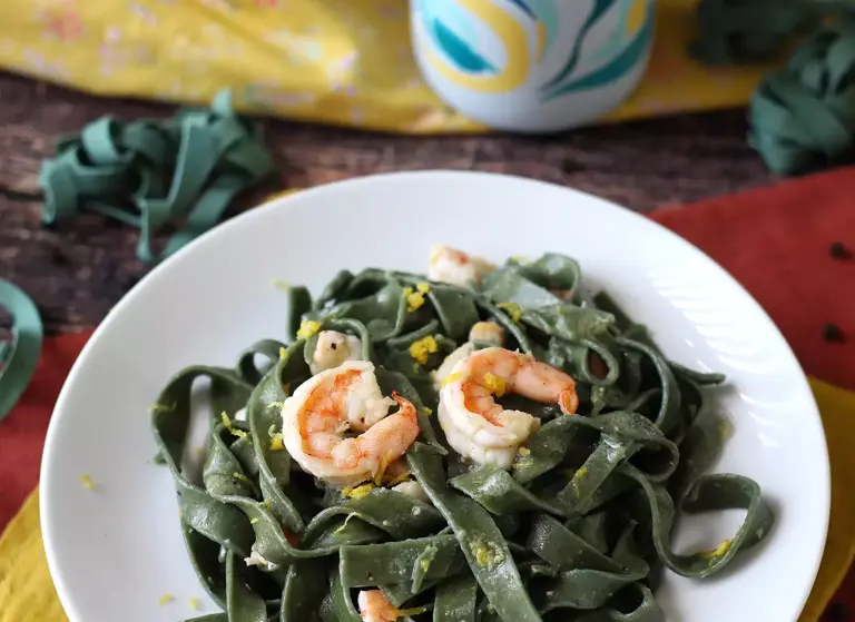 Tallarines de espirulina con gambas y limón, un plato saludable y lleno ...