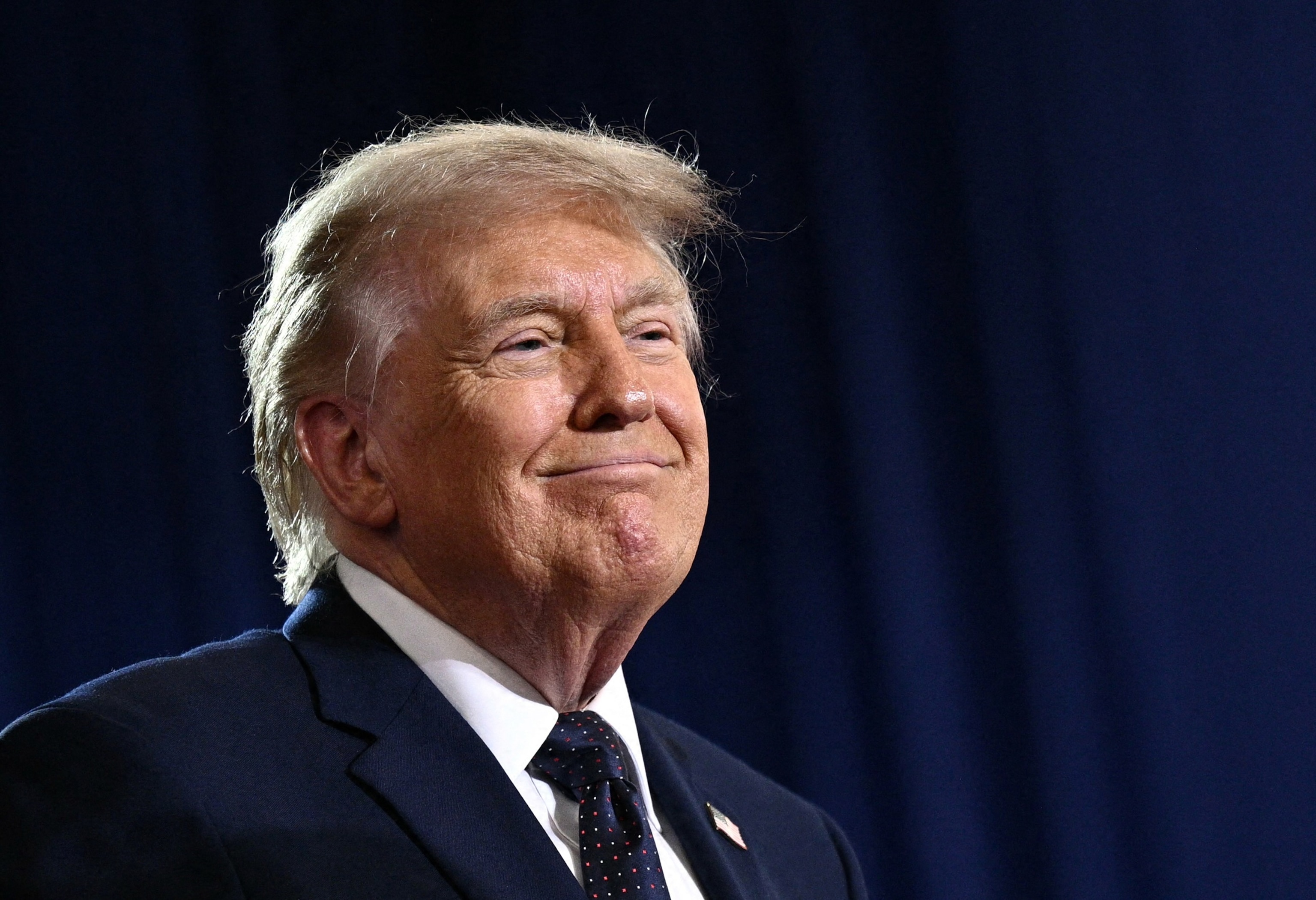 Trump moves Cabinet meeting from Camp David to the White House
