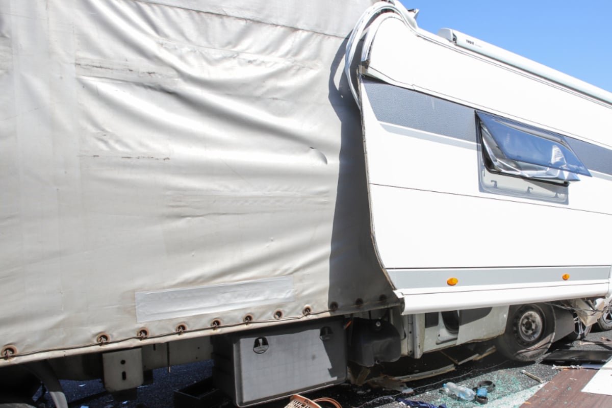 Autobahn-Crash! Transporter schiebt sich mehrere Meter in Wohnwagen