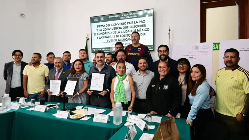 Congreso CDMX firma convenio con porras contra violencia en estadios