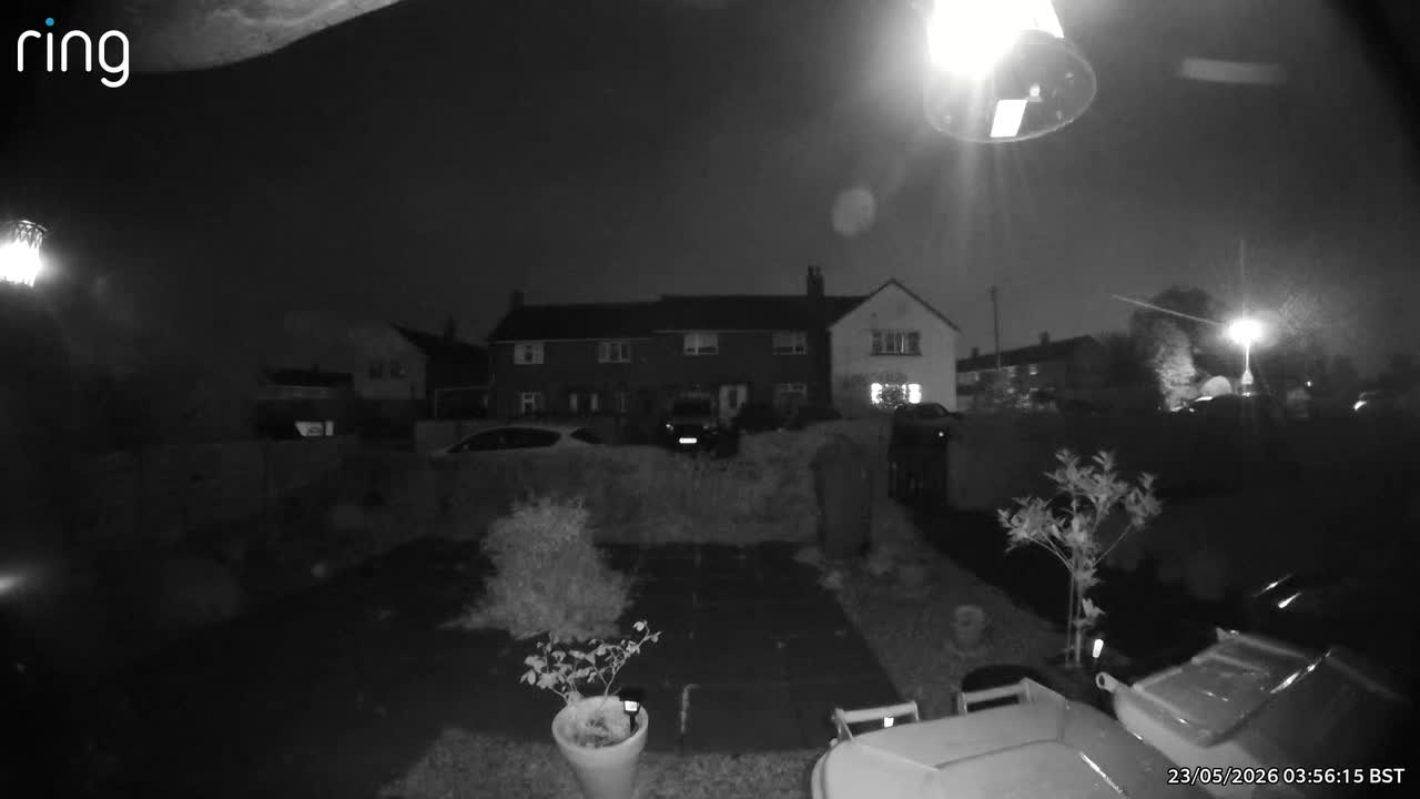 Explosive thunderstorm lights up Lincolnshire as sky flashes from night ...