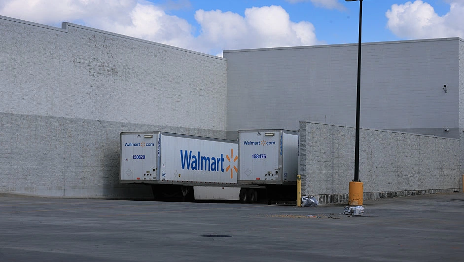 Albertsons closes stores as Walmart cuts prices and Target rebounds
