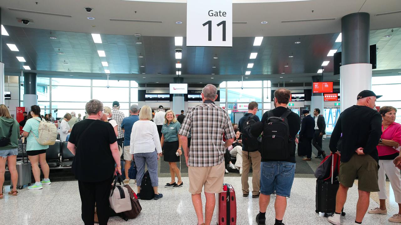 Flights axed, delayed as fog swamps Sydney