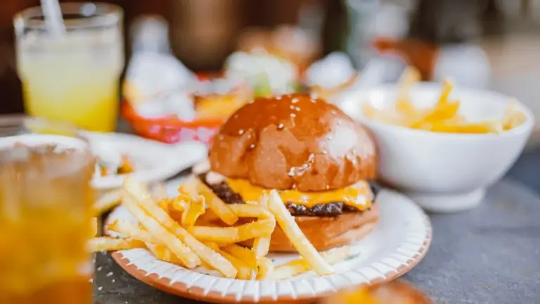 Día de la Hamburguesa 2026: Carls Jr. y Burger King lanzan promociones ...