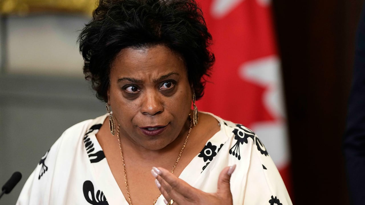 Ebola outbreak spurs Canadian clampdown on travellers, immigration