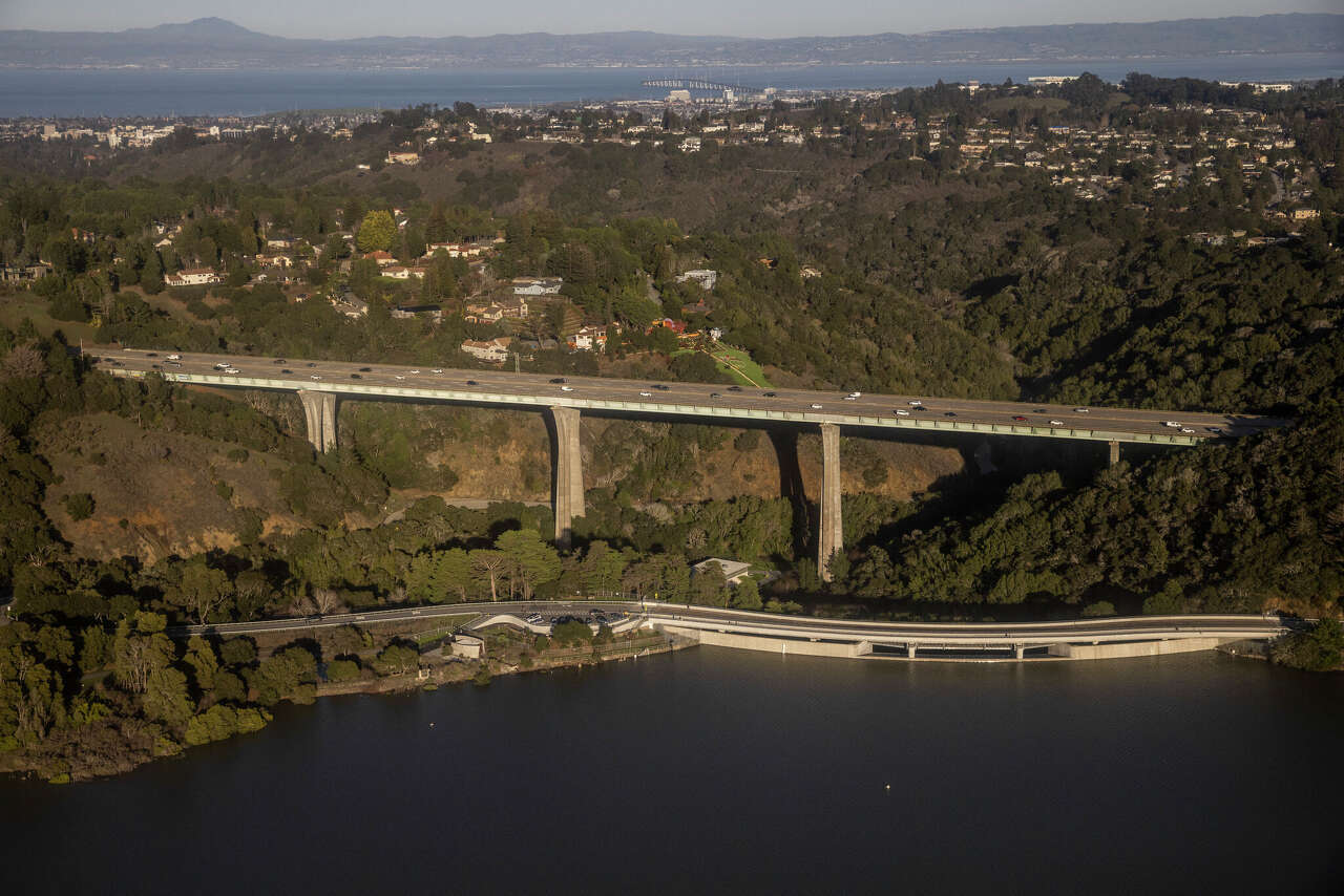 Brush fire blocks lane on I-280 in San Mateo County