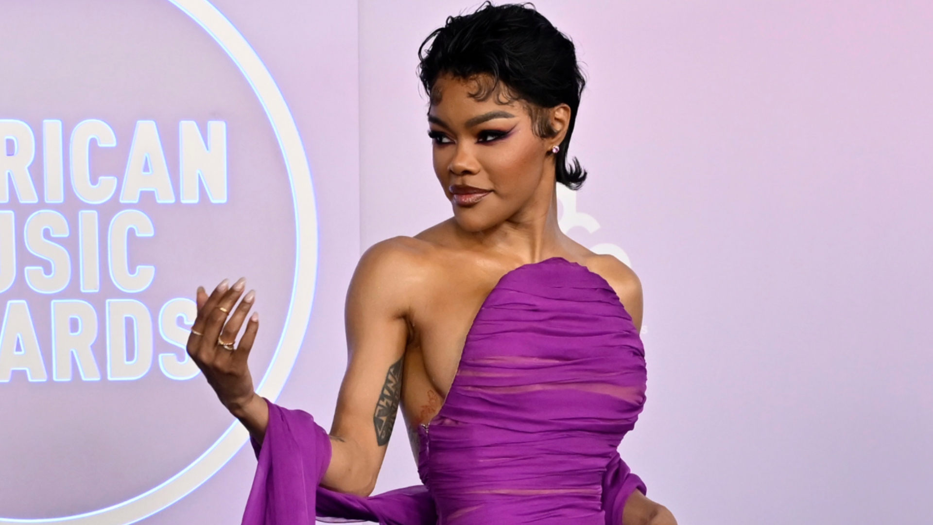 Las adorables y elegantes hijas de Teyana Taylor la acompañan en un ...