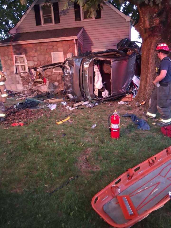Photos show car crash into tree in Elizabeth Township