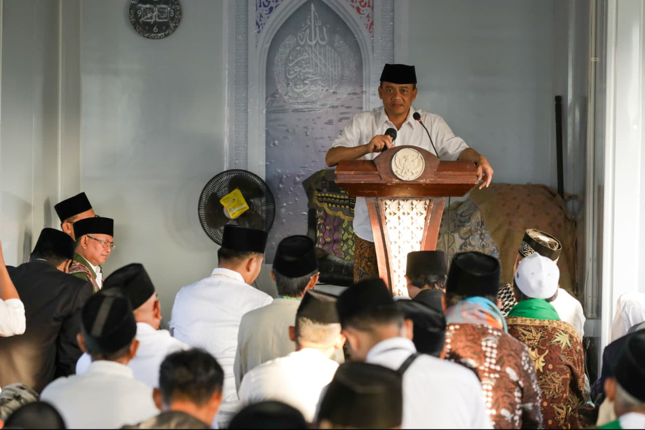 Salat Iduladha bareng warga Huntara Tegal, Gubernur Jateng serahkan ...
