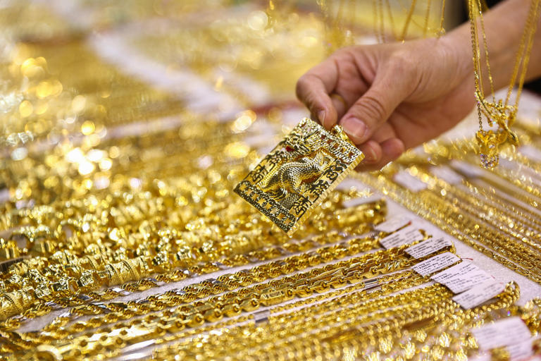 Gold prices decline