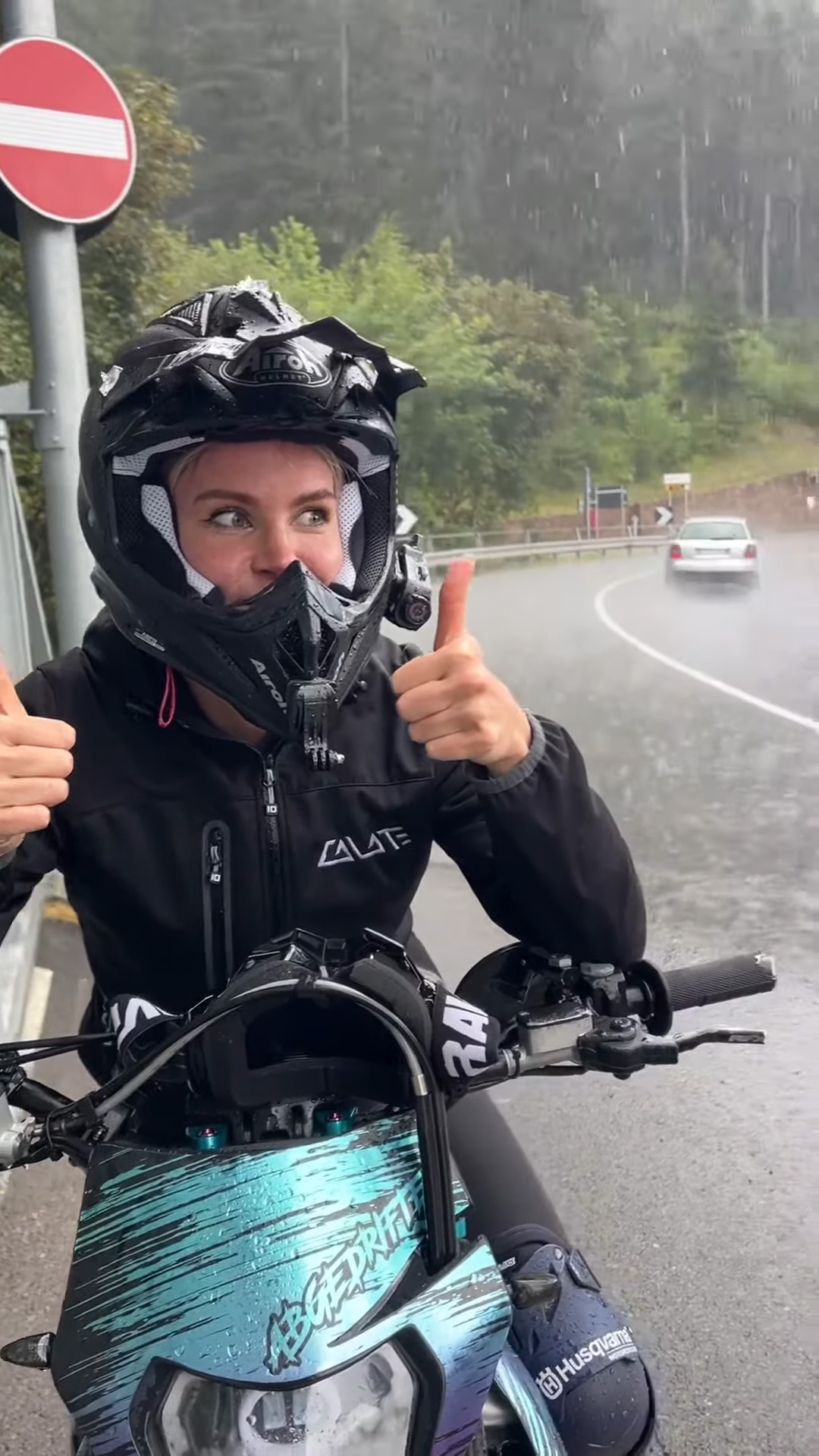Regen verwandelt diese Touring-Fahrt in einen Stopp am Straßenrand