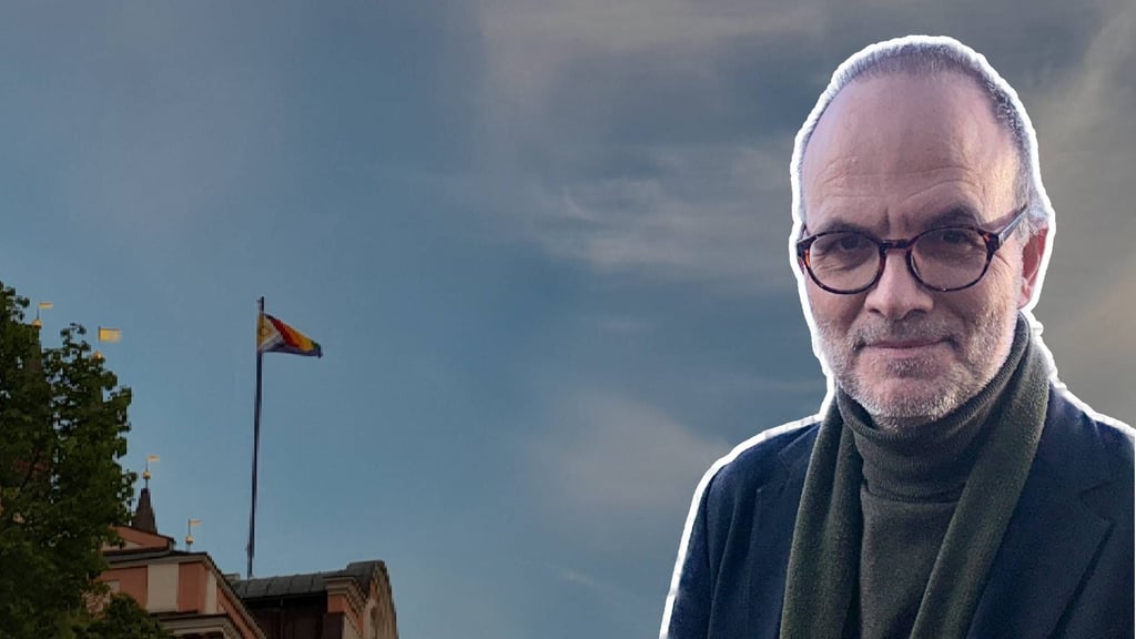 Keine Stadtflagge weht, stattdessen Pride-Symbole auf dem Rathaus
