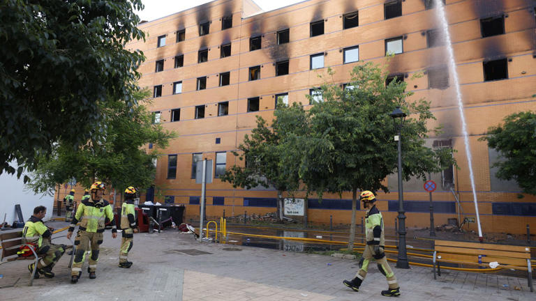 30 horas contra el fuego en un hotel de Málaga: llamas sin control por ...