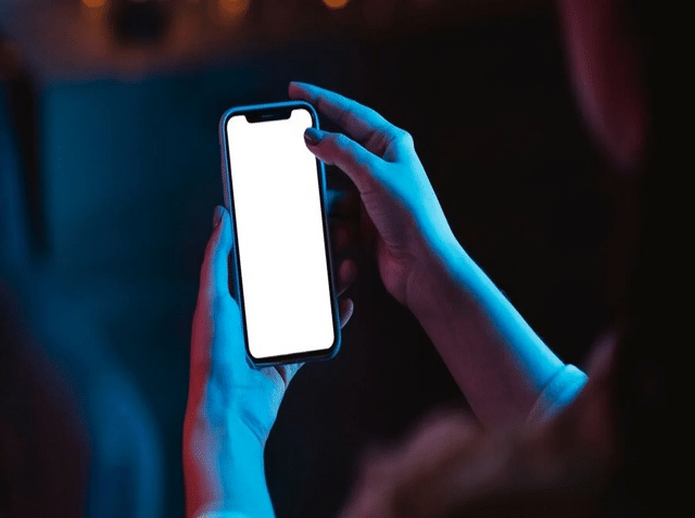 5 warning signs your smartphone needs replacement immediately
