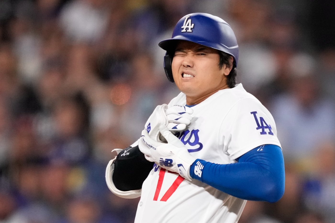 Dodgers' Shohei Ohtani hit on the hand by a pitch, exits game against ...