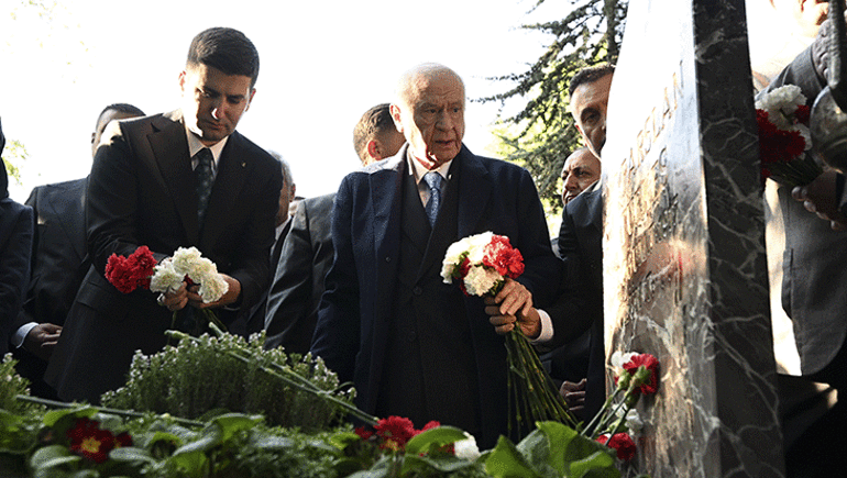 MHP Genel Başkanı Bahçeli, Alparslan Türkeş’in kabrini ziyaret etti