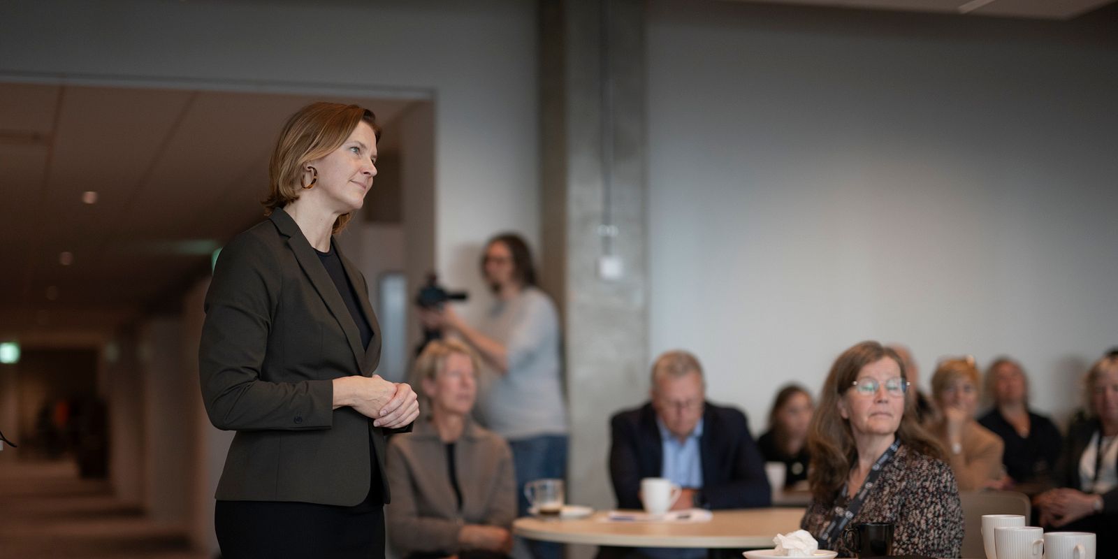 L vill sätta fotboja på alla med kontaktförbud