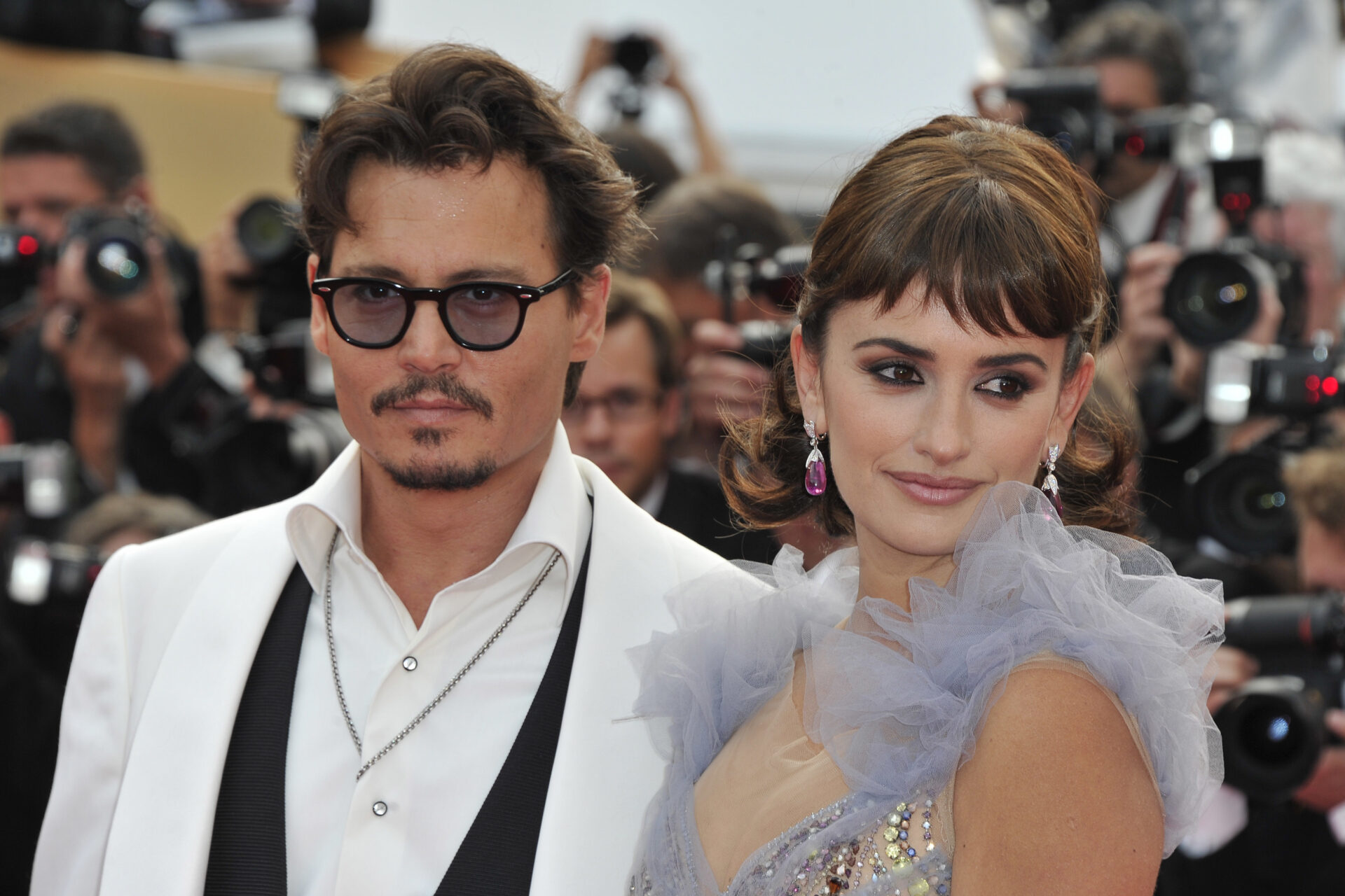 'Day Drinker': A strange romance between Penélope Cruz and Johnny Depp