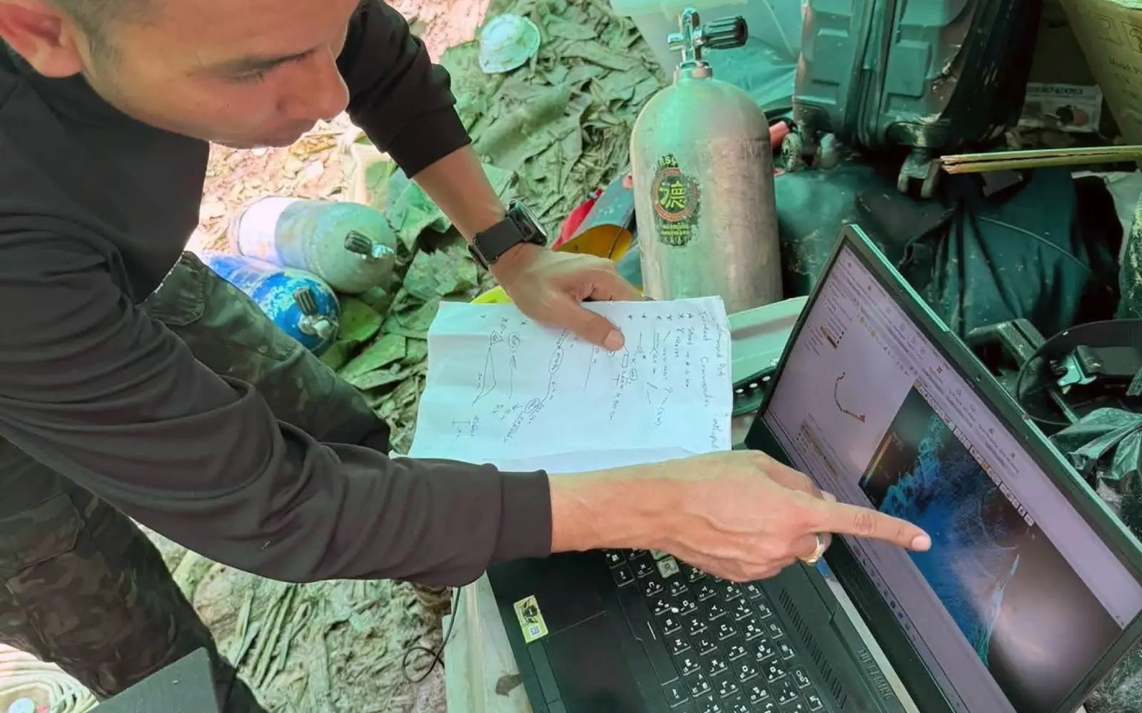 Diver says 'racing against time' to rescue 7 trapped in Laos cave
