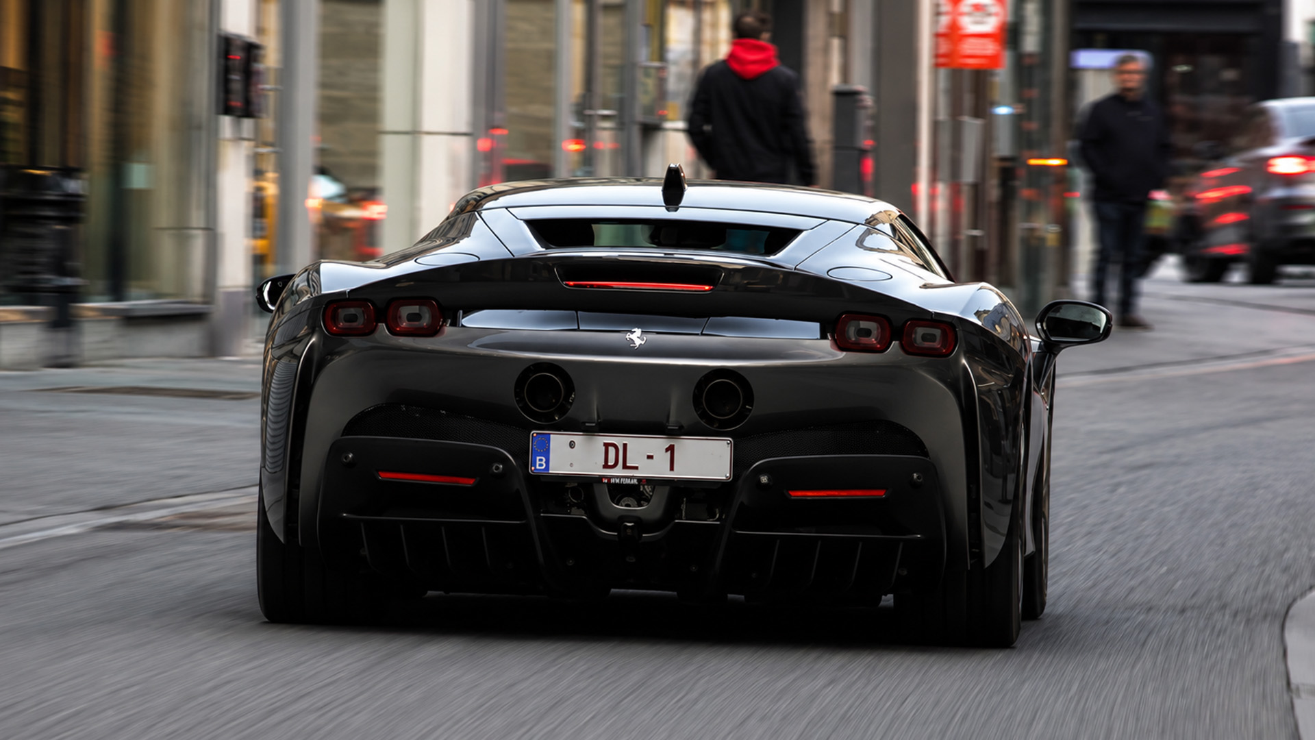 La Ferrari SF90 file à toute allure dans la circulation du centre-ville
