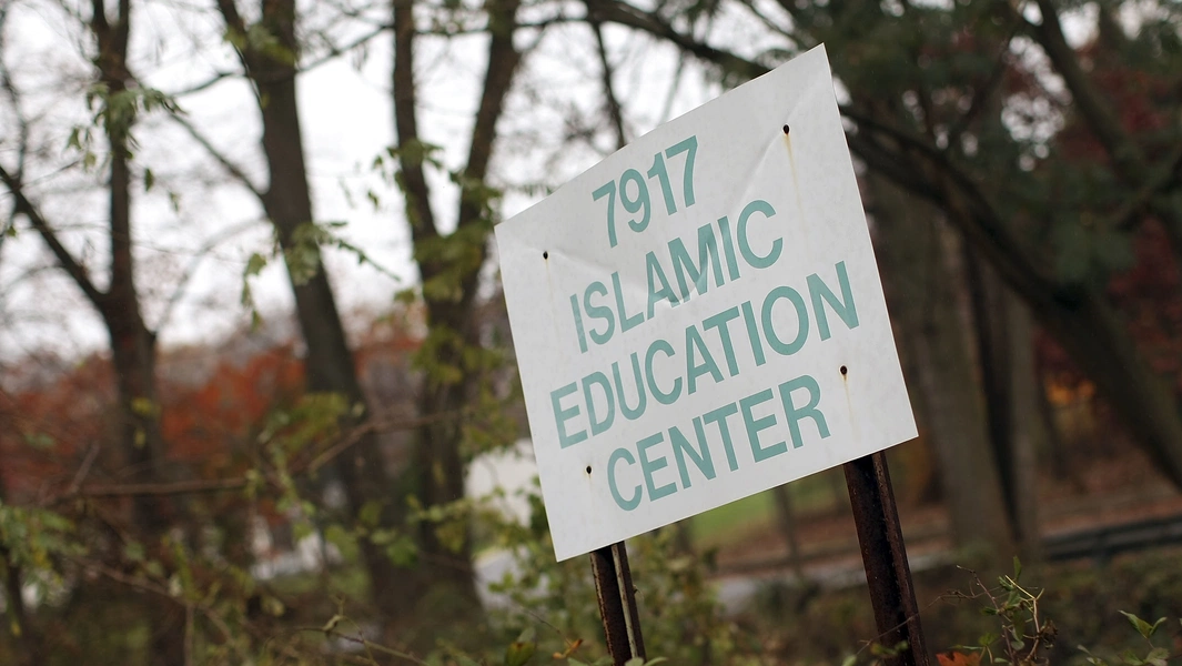 Mosques near White House draw attention over Iran ties