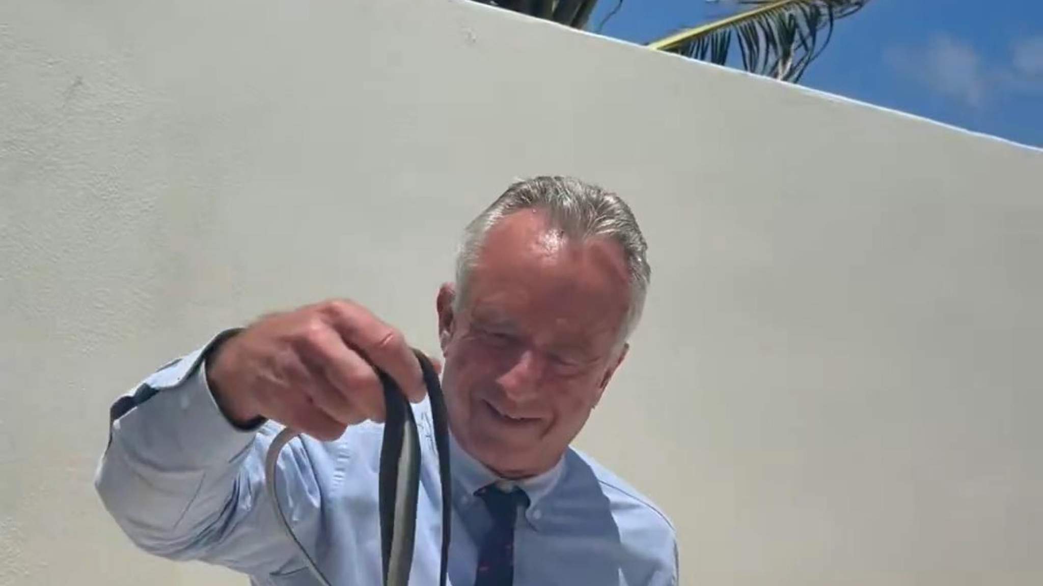 Robert Kennedy Jr afferra due serpenti a mani nude e viene morso