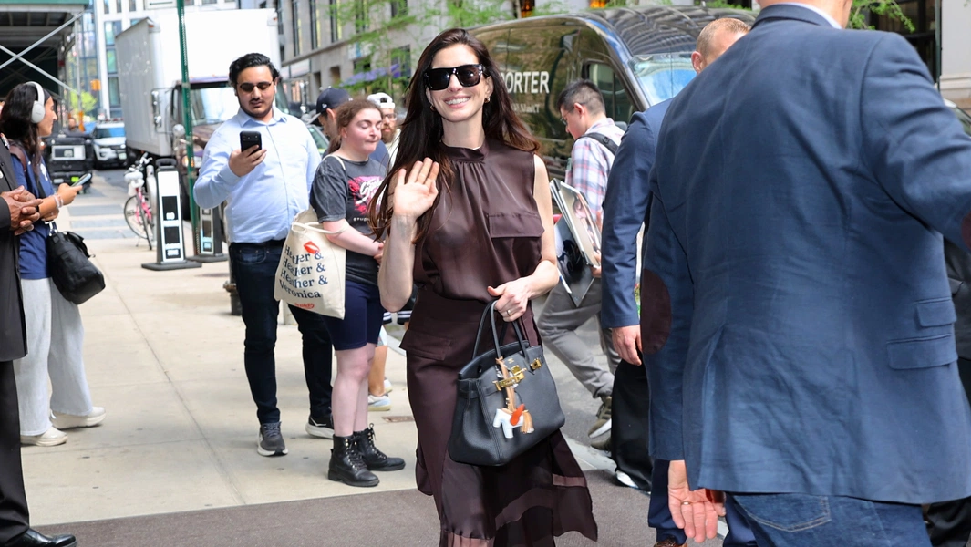 Anne Hathaway addresses facelift rumors with hair trick reveal