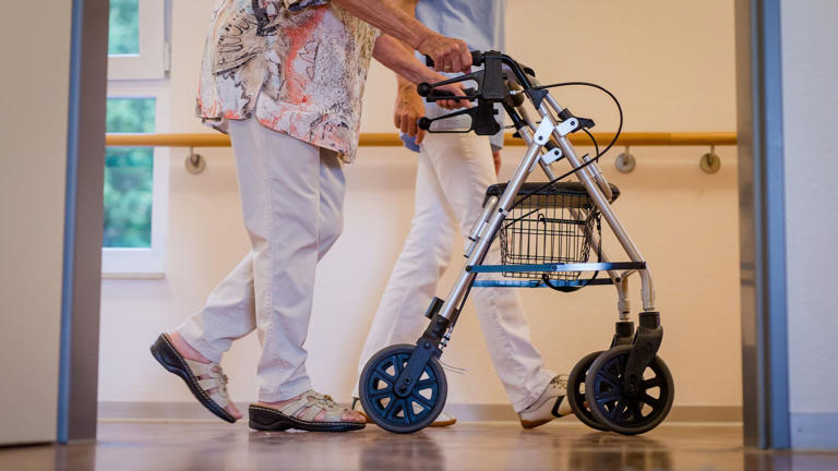 Pflegeversicherung: DGB kritisiert mögliche höhere Pflegebeiträge für ...